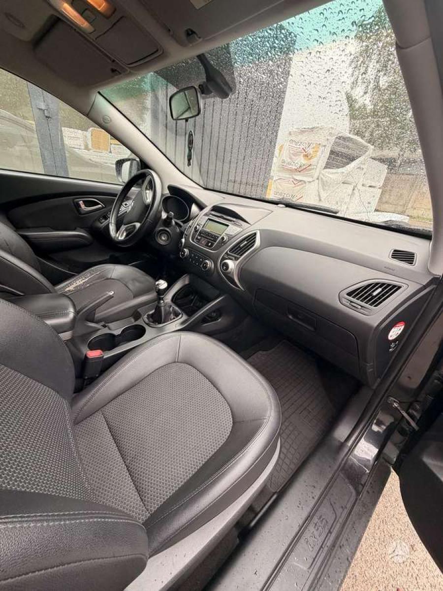 Black Hyundai ix35 2011 in Vilnius, with an engine capacity of 1.69 L and mileage of 274 thousand km for 4300 €, photo 13 on AUTOMOTO.COM.LV