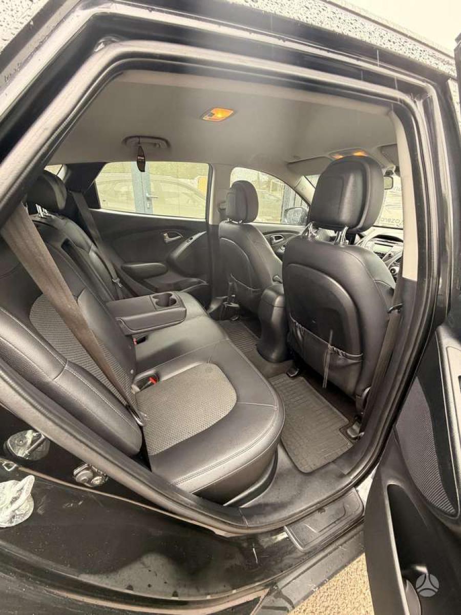 Black Hyundai ix35 2011 in Vilnius, with an engine capacity of 1.69 L and mileage of 274 thousand km for 4300 €, photo 14 on AUTOMOTO.COM.LV