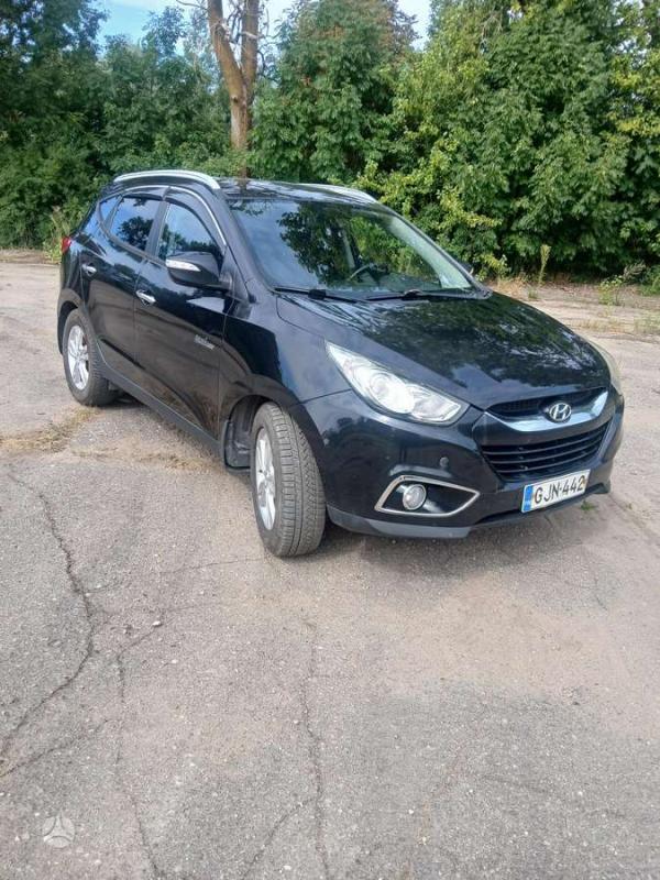 Black Hyundai ix35 2011 in Radviliskis, with an engine capacity of 1.69 L and mileage of 240 thousand km for 4200 €, photo 1 on AUTOMOTO.COM.LV