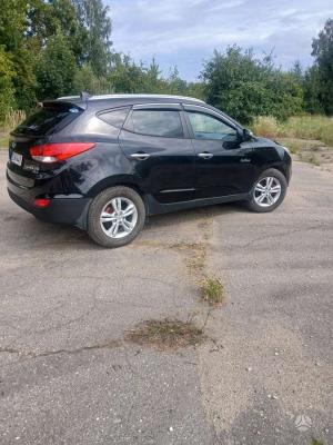 Black Hyundai ix35 2011 in Radviliskis, with an engine capacity of 1.69 L and mileage of 240 thousand km for 4200 €, photo 3 on AUTOMOTO.COM.LV