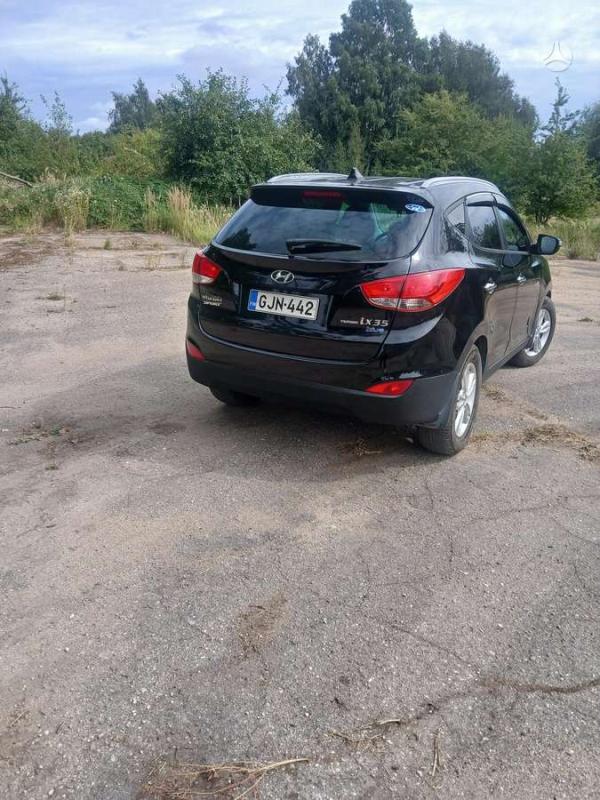 Black Hyundai ix35 2011 in Radviliskis, with an engine capacity of 1.69 L and mileage of 240 thousand km for 4200 €, photo 4 on AUTOMOTO.COM.LV