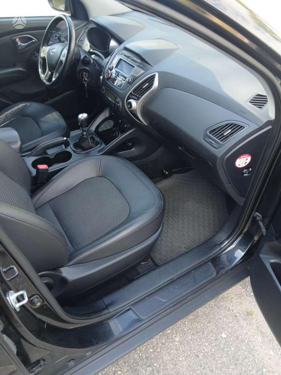 Black Hyundai ix35 2011 in Radviliskis, with an engine capacity of 1.69 L and mileage of 240 thousand km for 4200 €, photo 7 on AUTOMOTO.COM.LV