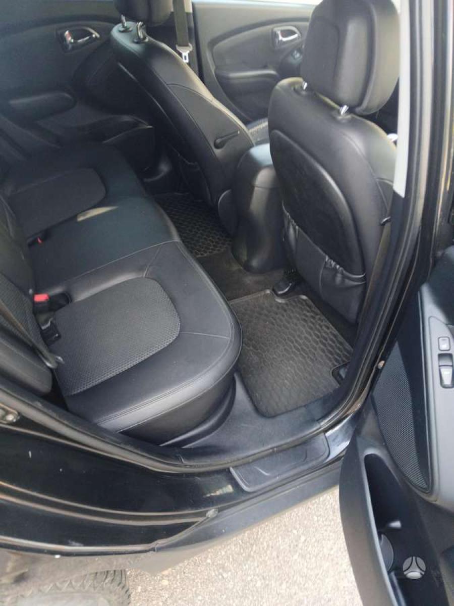 Black Hyundai ix35 2011 in Radviliskis, with an engine capacity of 1.69 L and mileage of 240 thousand km for 4200 €, photo 8 on AUTOMOTO.COM.LV