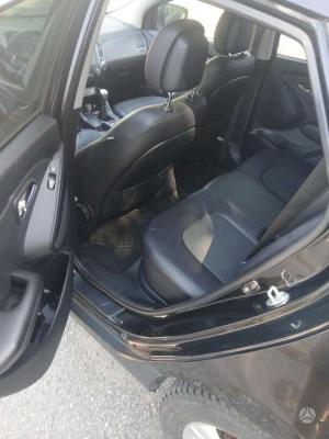Black Hyundai ix35 2011 in Radviliskis, with an engine capacity of 1.69 L and mileage of 240 thousand km for 4200 €, photo 9 on AUTOMOTO.COM.LV