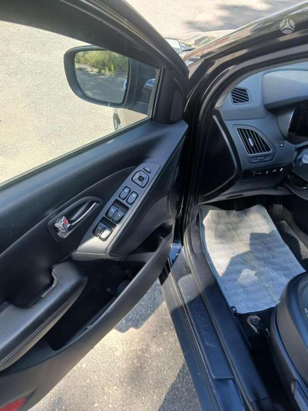 Black Hyundai ix35 2011 in Radviliskis, with an engine capacity of 1.69 L and mileage of 240 thousand km for 4200 €, photo 9 on AUTOMOTO.COM.LV