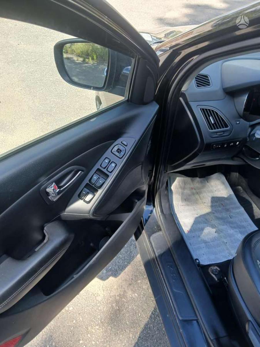 Black Hyundai ix35 2011 in Radviliskis, with an engine capacity of 1.69 L and mileage of 240 thousand km for 4200 €, photo 10 on AUTOMOTO.COM.LV
