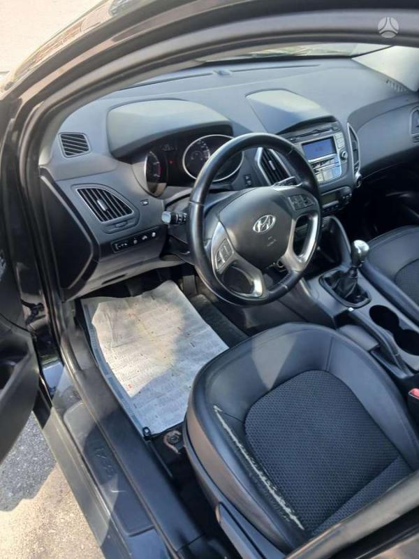 Black Hyundai ix35 2011 in Radviliskis, with an engine capacity of 1.69 L and mileage of 240 thousand km for 4200 €, photo 10 on AUTOMOTO.COM.LV