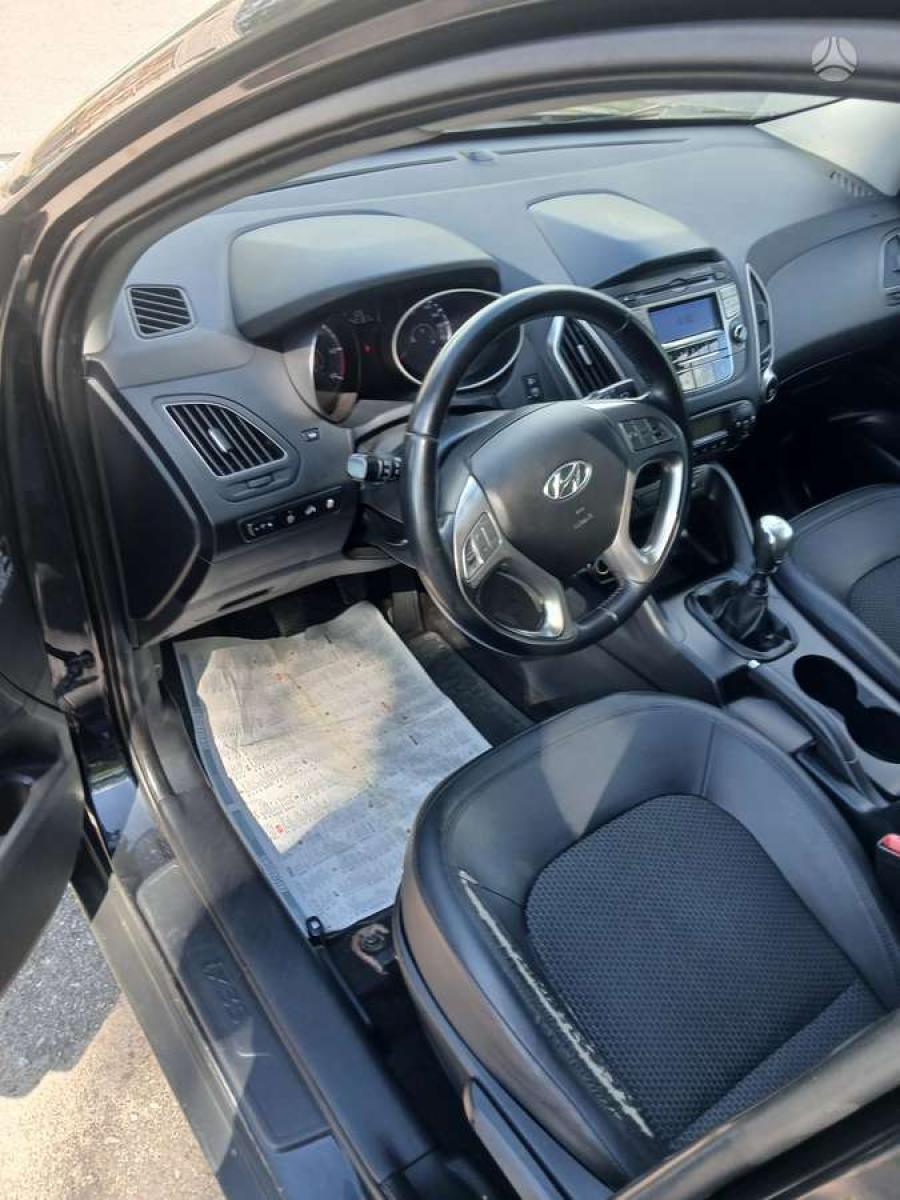 Black Hyundai ix35 2011 in Radviliskis, with an engine capacity of 1.69 L and mileage of 240 thousand km for 4200 €, photo 11 on AUTOMOTO.COM.LV