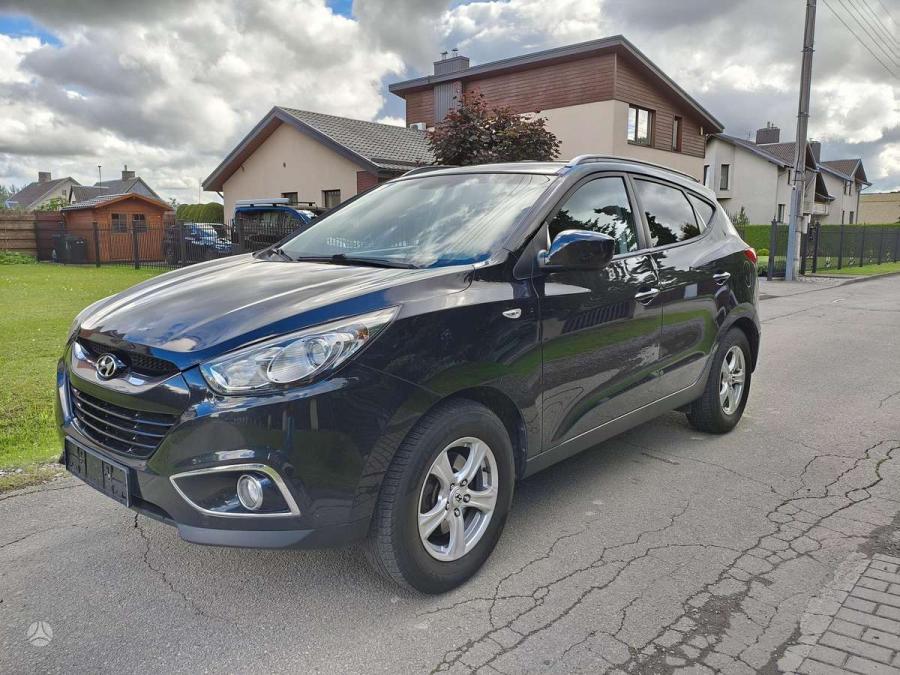 Black Hyundai ix35 2011 in Panevezys, with an engine capacity of 1.69 L and mileage of 265 thousand km for 5100 €, photo 1 on AUTOMOTO.COM.LV