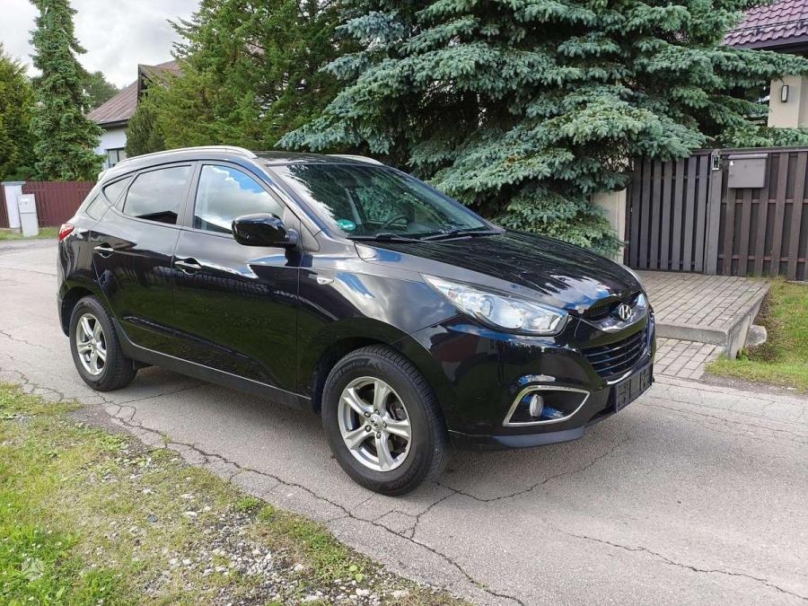 Black Hyundai ix35 2011 in Panevezys, with an engine capacity of 1.69 L and mileage of 265 thousand km for 5100 €, photo 3 on AUTOMOTO.COM.LV