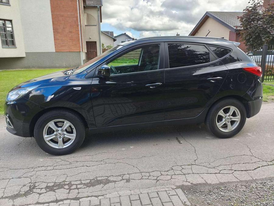 Black Hyundai ix35 2011 in Panevezys, with an engine capacity of 1.69 L and mileage of 265 thousand km for 5100 €, photo 8 on AUTOMOTO.COM.LV