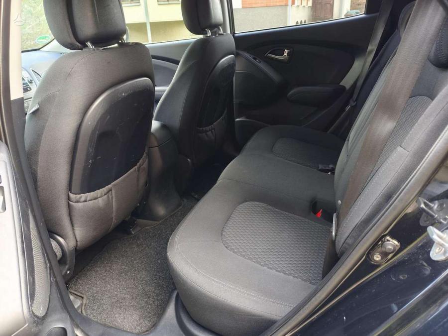 Black Hyundai ix35 2011 in Panevezys, with an engine capacity of 1.69 L and mileage of 265 thousand km for 5100 €, photo 10 on AUTOMOTO.COM.LV