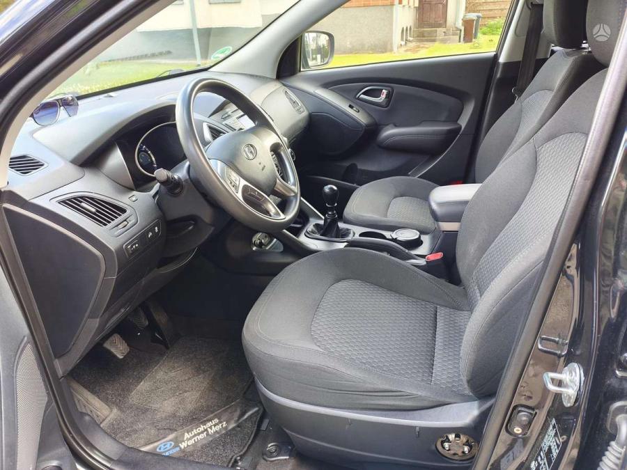 Black Hyundai ix35 2011 in Panevezys, with an engine capacity of 1.69 L and mileage of 265 thousand km for 5100 €, photo 11 on AUTOMOTO.COM.LV