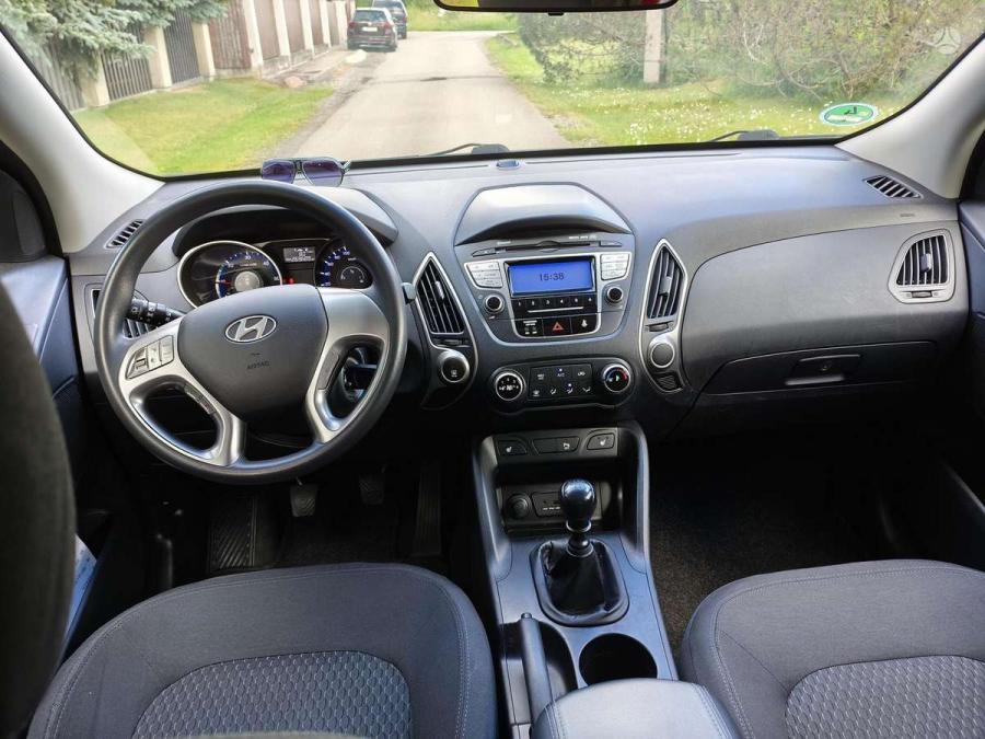 Black Hyundai ix35 2011 in Panevezys, with an engine capacity of 1.69 L and mileage of 265 thousand km for 5100 €, photo 12 on AUTOMOTO.COM.LV