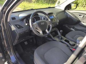Black Hyundai ix35 2011 in Panevezys, with an engine capacity of 1.69 L and mileage of 265 thousand km for 5100 €, photo 14 on AUTOMOTO.COM.LV