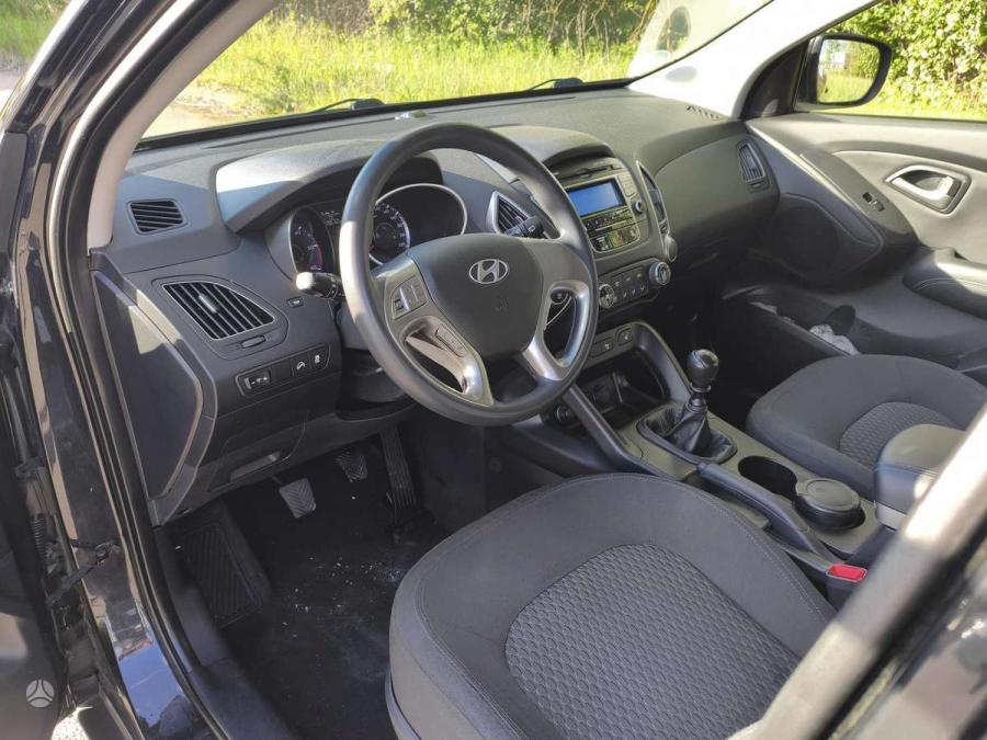 Black Hyundai ix35 2011 in Panevezys, with an engine capacity of 1.69 L and mileage of 265 thousand km for 5100 €, photo 14 on AUTOMOTO.COM.LV