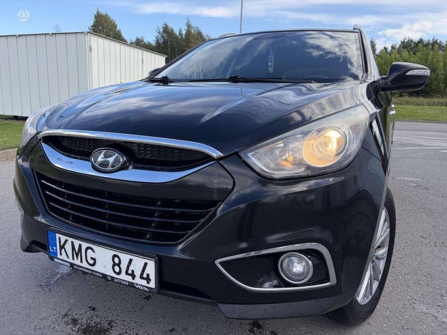 Black Hyundai ix35 2011 in Kaunas, with an engine capacity of 2.00 L and mileage of 385 thousand km for 3999 €, photo 3 on AUTOMOTO.COM.LV