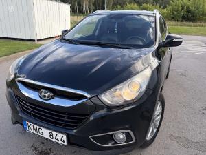 Black Hyundai ix35 2011 in Kaunas, with an engine capacity of 2.00 L and mileage of 385 thousand km for 3999 €, photo 4 on AUTOMOTO.COM.LV