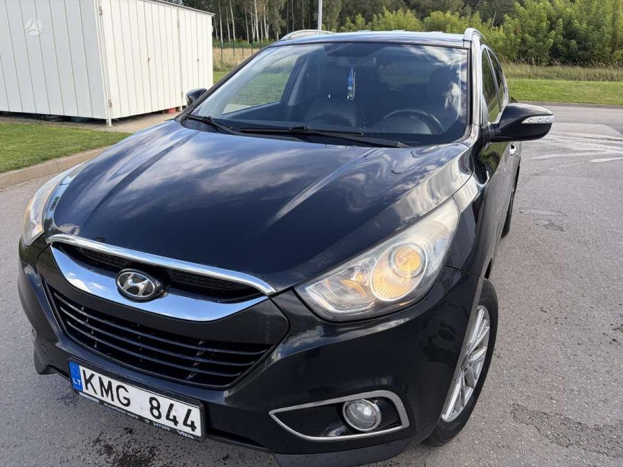 Black Hyundai ix35 2011 in Kaunas, with an engine capacity of 2.00 L and mileage of 385 thousand km for 3999 €, photo 4 on AUTOMOTO.COM.LV