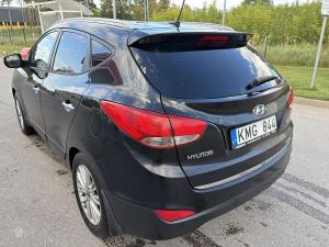 Black Hyundai ix35 2011 in Kaunas, with an engine capacity of 2.00 L and mileage of 385 thousand km for 3999 €, photo 5 on AUTOMOTO.COM.LV