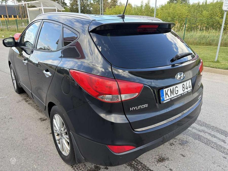 Black Hyundai ix35 2011 in Kaunas, with an engine capacity of 2.00 L and mileage of 385 thousand km for 3999 €, photo 5 on AUTOMOTO.COM.LV