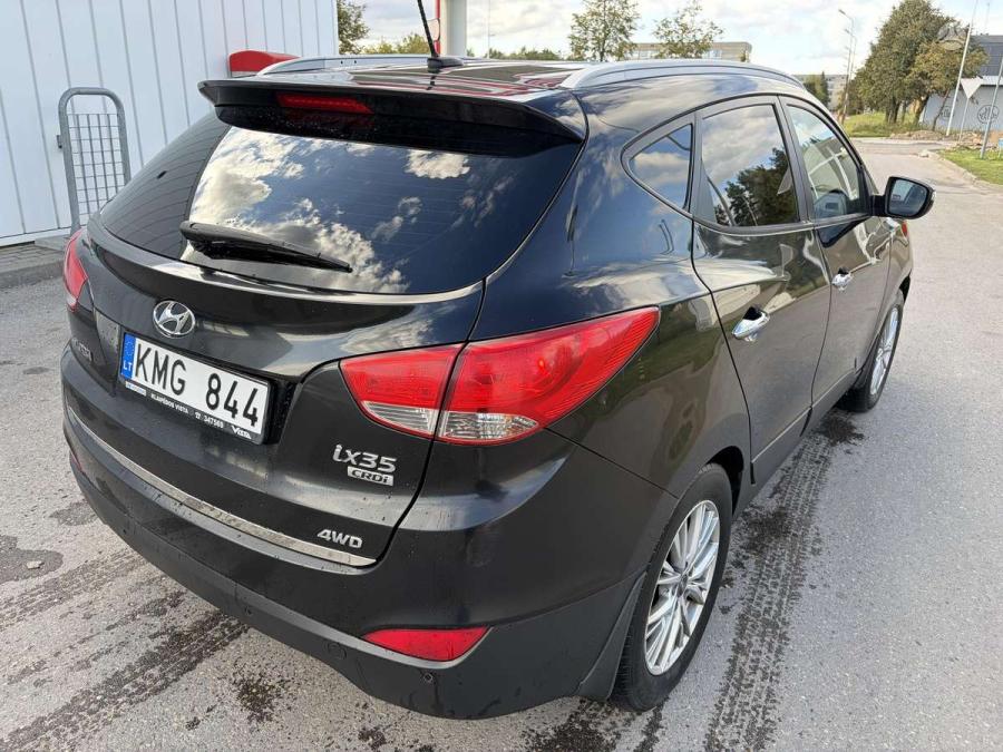 Black Hyundai ix35 2011 in Kaunas, with an engine capacity of 2.00 L and mileage of 385 thousand km for 3999 €, photo 8 on AUTOMOTO.COM.LV