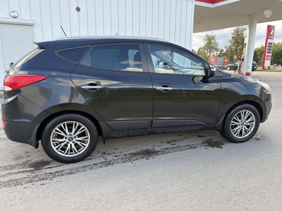 Black Hyundai ix35 2011 in Kaunas, with an engine capacity of 2.00 L and mileage of 385 thousand km for 3999 €, photo 10 on AUTOMOTO.COM.LV