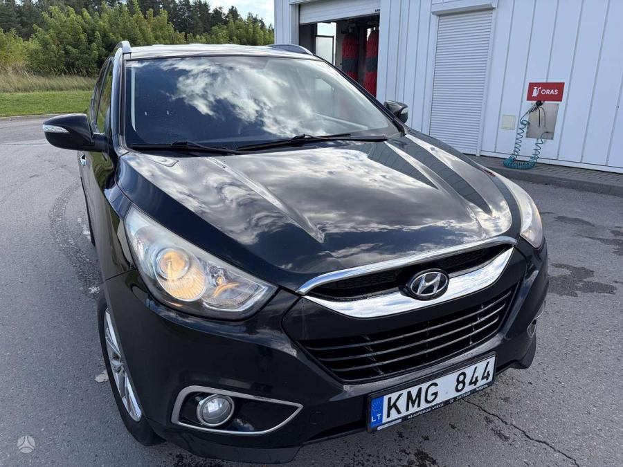 Black Hyundai ix35 2011 in Kaunas, with an engine capacity of 2.00 L and mileage of 385 thousand km for 3999 €, photo 12 on AUTOMOTO.COM.LV