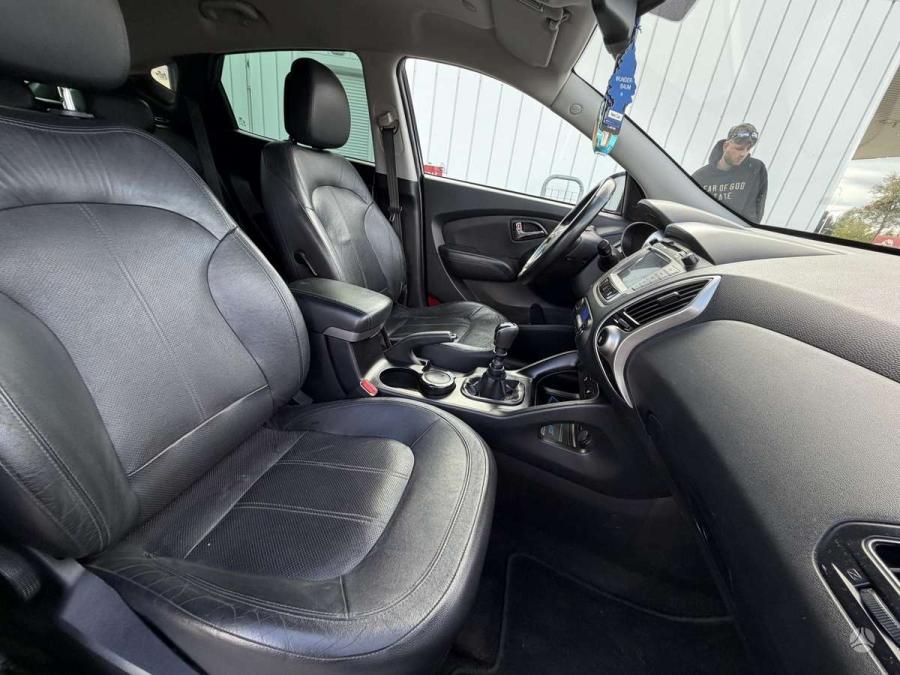 Melns Hyundai ix35 2011 Kauņa, ar dzinēja tilpumu 2.00 L un nobraukumu 385 tūkst. km par 3999 €, foto 20 vietnē AUTOMOTO.COM.LV
