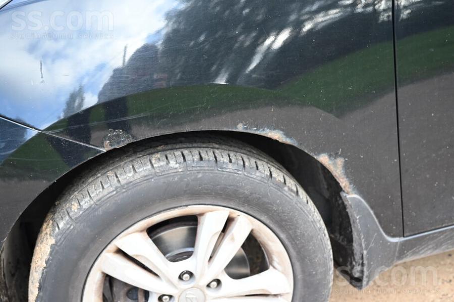 Black Hyundai ix35 2011 in Jurmala, with an engine capacity of 2.00 L and mileage of 181 thousand km for 3500 €, photo 9 on AUTOMOTO.COM.LV
