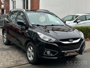 Black Hyundai ix35 2012 in Ogre, with an engine capacity of 1.70 L and mileage of 151 thousand km for 6995 €, photo 2 on AUTOMOTO.COM.LV