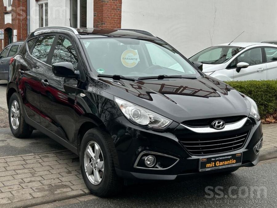 Black Hyundai ix35 2012 in Ogre, with an engine capacity of 1.70 L and mileage of 151 thousand km for 6995 €, photo 2 on AUTOMOTO.COM.LV