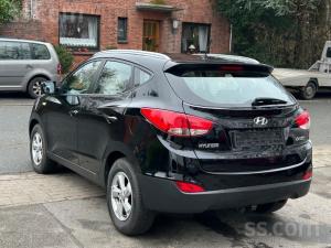 Black Hyundai ix35 2012 in Ogre, with an engine capacity of 1.70 L and mileage of 151 thousand km for 6995 €, photo 4 on AUTOMOTO.COM.LV