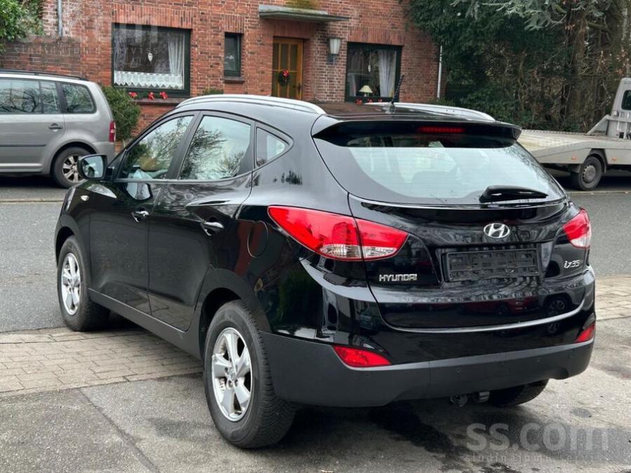 Black Hyundai ix35 2012 in Ogre, with an engine capacity of 1.70 L and mileage of 151 thousand km for 6995 €, photo 4 on AUTOMOTO.COM.LV