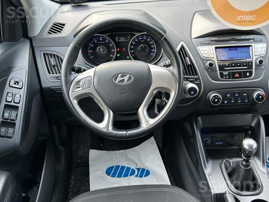 Black Hyundai ix35 2012 in Ogre, with an engine capacity of 1.70 L and mileage of 151 thousand km for 6995 €, photo 9 on AUTOMOTO.COM.LV