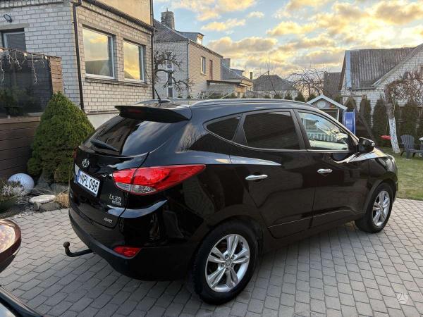 Melns Hyundai ix35 2012 Telšiai, ar dzinēja tilpumu 2.00 L un nobraukumu 197 tūkst. km par 5350 €, foto 4 vietnē AUTOMOTO.COM.LV