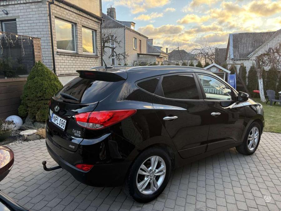 Melns Hyundai ix35 2012 Telšiai, ar dzinēja tilpumu 2.00 L un nobraukumu 197 tūkst. km par 5350 €, foto 4 vietnē AUTOMOTO.COM.LV