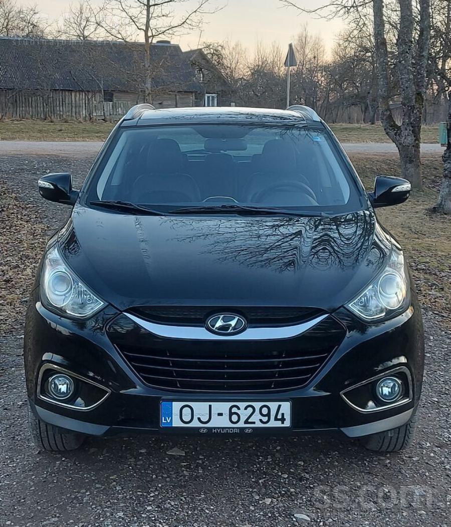 Black Hyundai ix35 2012 in Daugavpils, with an engine capacity of 2.00 L and mileage of 133 thousand km for 6450 €, photo 1 on AUTOMOTO.COM.LV