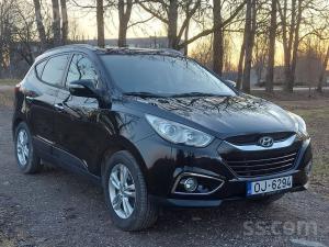 Black Hyundai ix35 2012 in Daugavpils, with an engine capacity of 2.00 L and mileage of 133 thousand km for 6450 €, photo 3 on AUTOMOTO.COM.LV