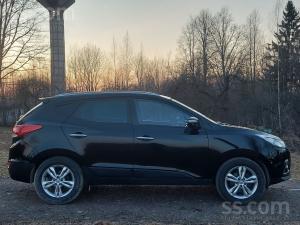 Black Hyundai ix35 2012 in Daugavpils, with an engine capacity of 2.00 L and mileage of 133 thousand km for 6450 €, photo 4 on AUTOMOTO.COM.LV