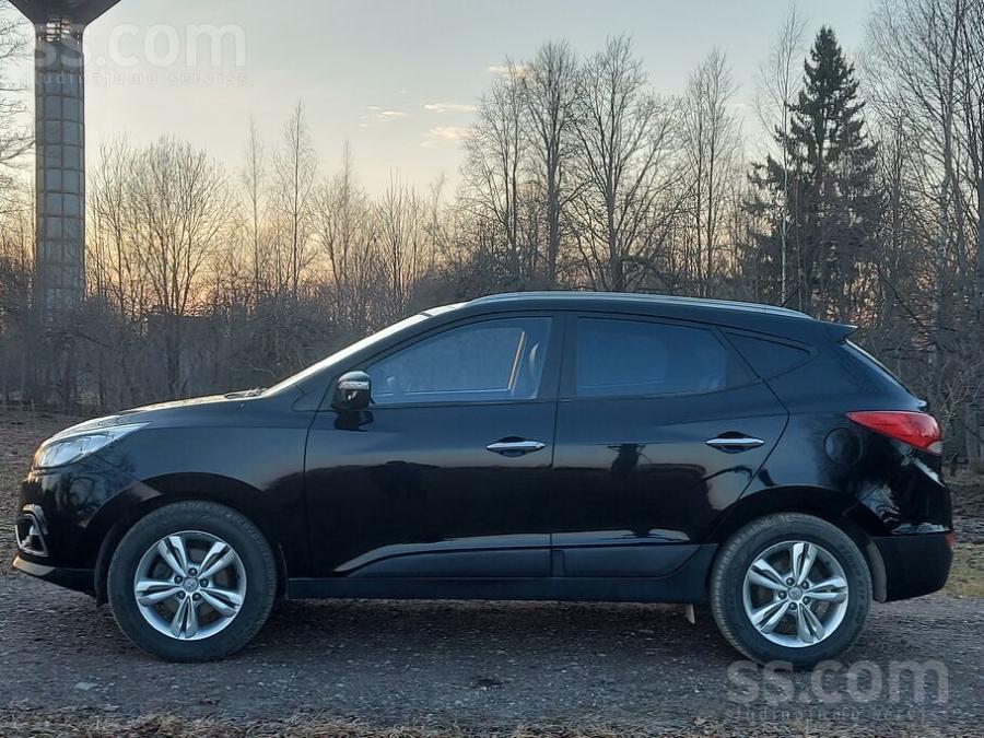 Black Hyundai ix35 2012 in Daugavpils, with an engine capacity of 2.00 L and mileage of 133 thousand km for 6450 €, photo 5 on AUTOMOTO.COM.LV