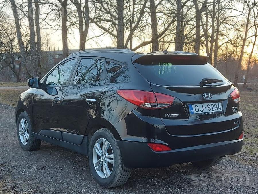 Black Hyundai ix35 2012 in Daugavpils, with an engine capacity of 2.00 L and mileage of 133 thousand km for 6450 €, photo 6 on AUTOMOTO.COM.LV