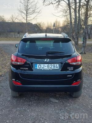 Black Hyundai ix35 2012 in Daugavpils, with an engine capacity of 2.00 L and mileage of 133 thousand km for 6450 €, photo 8 on AUTOMOTO.COM.LV