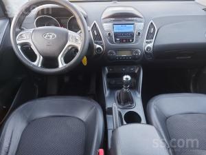 Black Hyundai ix35 2012 in Daugavpils, with an engine capacity of 2.00 L and mileage of 133 thousand km for 6450 €, photo 10 on AUTOMOTO.COM.LV