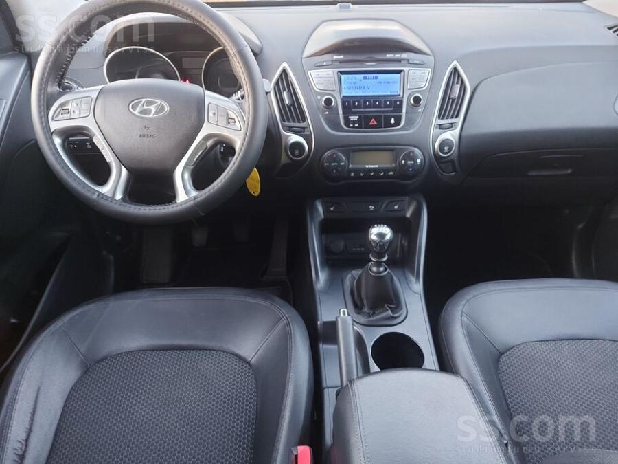 Black Hyundai ix35 2012 in Daugavpils, with an engine capacity of 2.00 L and mileage of 133 thousand km for 6450 €, photo 10 on AUTOMOTO.COM.LV