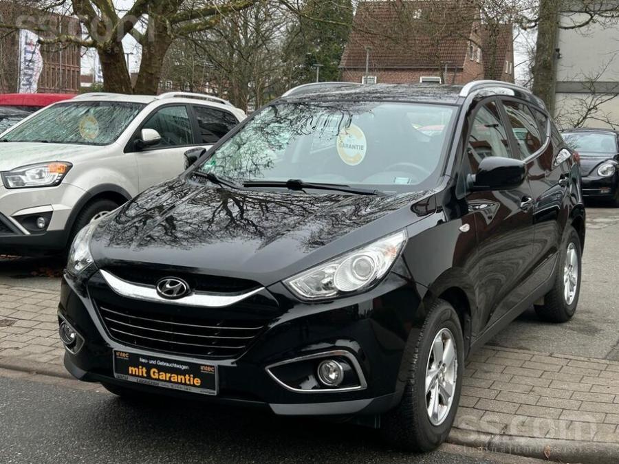Black Hyundai ix35 2012 in Ogre, with an engine capacity of 2.00 L and mileage of 151 thousand km for 6995 €, photo 1 on AUTOMOTO.COM.LV