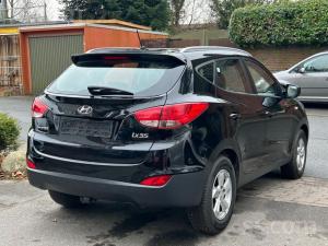 Black Hyundai ix35 2012 in Ogre, with an engine capacity of 2.00 L and mileage of 151 thousand km for 6995 €, photo 4 on AUTOMOTO.COM.LV