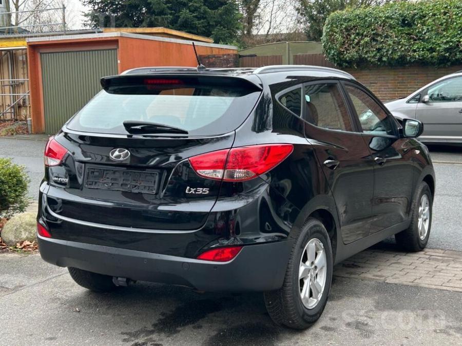 Black Hyundai ix35 2012 in Ogre, with an engine capacity of 2.00 L and mileage of 151 thousand km for 6995 €, photo 4 on AUTOMOTO.COM.LV