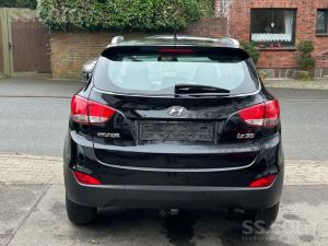 Black Hyundai ix35 2012 in Ogre, with an engine capacity of 2.00 L and mileage of 151 thousand km for 6995 €, photo 6 on AUTOMOTO.COM.LV