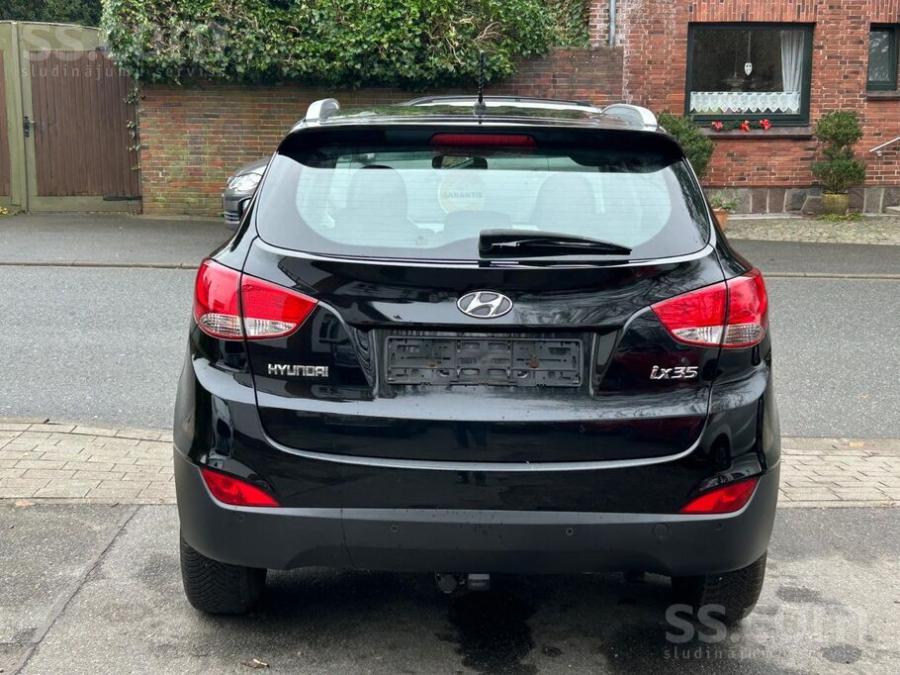Black Hyundai ix35 2012 in Ogre, with an engine capacity of 2.00 L and mileage of 151 thousand km for 6995 €, photo 6 on AUTOMOTO.COM.LV